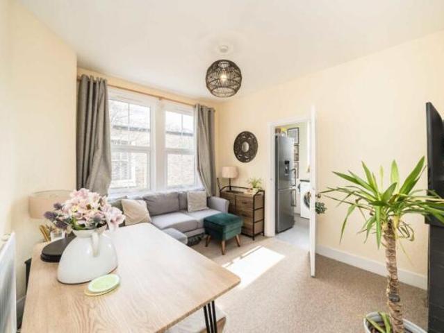 3 bedroom flat for rent in Dornton Road, Balham, SW12