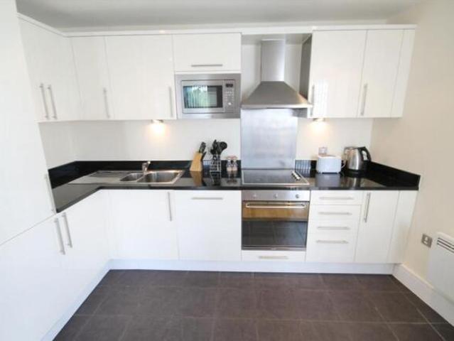 3 bedroom flat for rent in, Drayton Park, N5