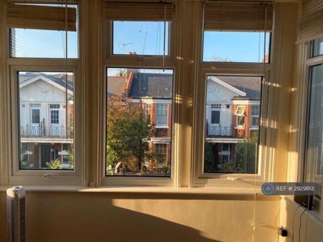 3 bedroom flat for rent in Dumbarton Road, Clapham, SW2