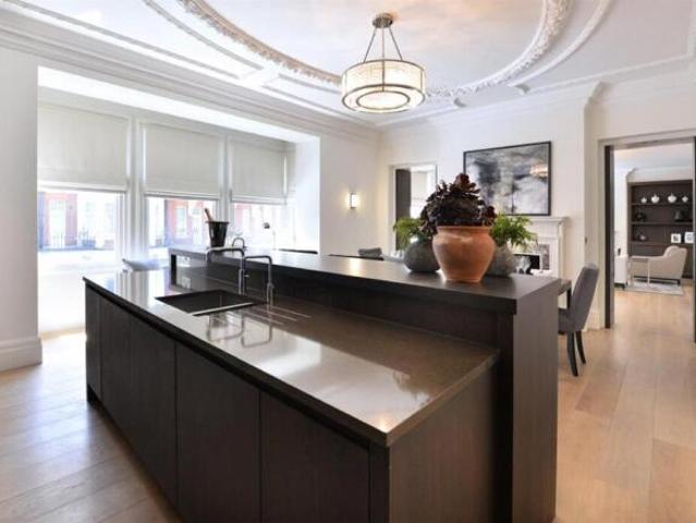 3 bedroom flat for rent in Duke Street, Mayfair, W1K