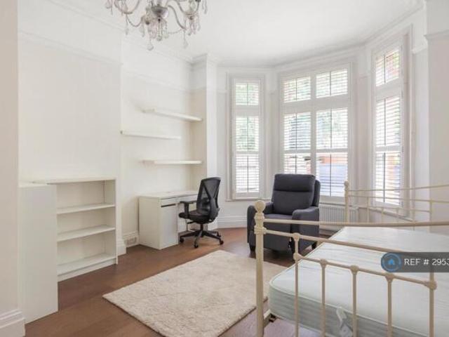 3 bedroom flat for rent in Dukes Avenue, London, W4