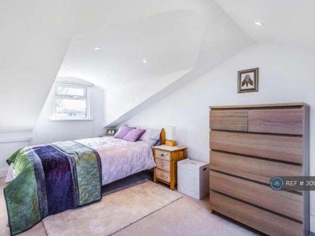 3 bedroom flat for rent in Dupree Road, London, SE7