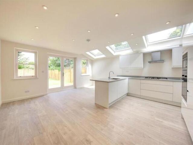 3 bedroom flat for rent in Earlsfield Road London, SW18
