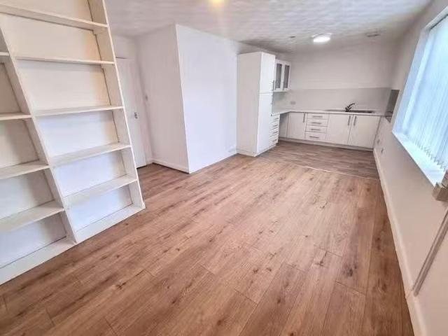 3 bedroom flat for rent in East Avenue, Caerphilly, CF83