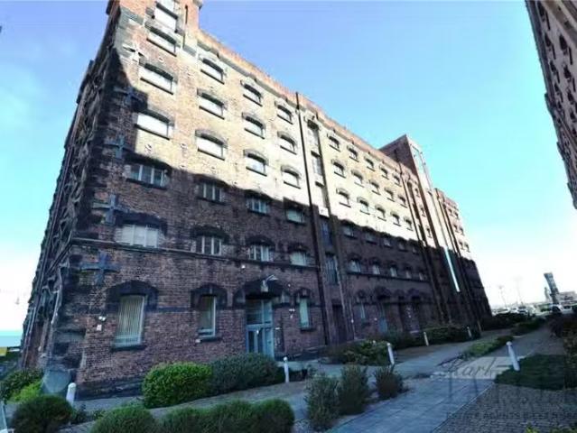 3 bedroom flat for rent in East Float Quay, Dock Road, Wallase.