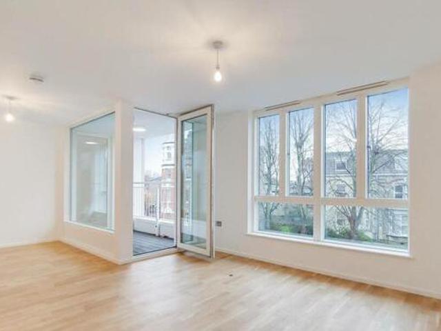 3 Bedroom Flat For Rent In East Putney, London