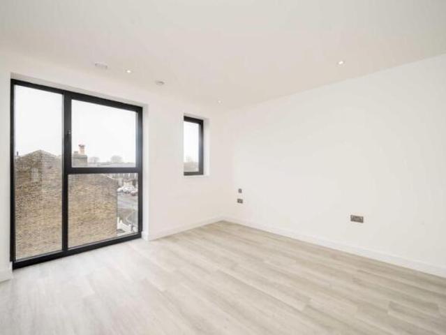 3 bedroom flat for rent in East Road, Wimbledon, SW19