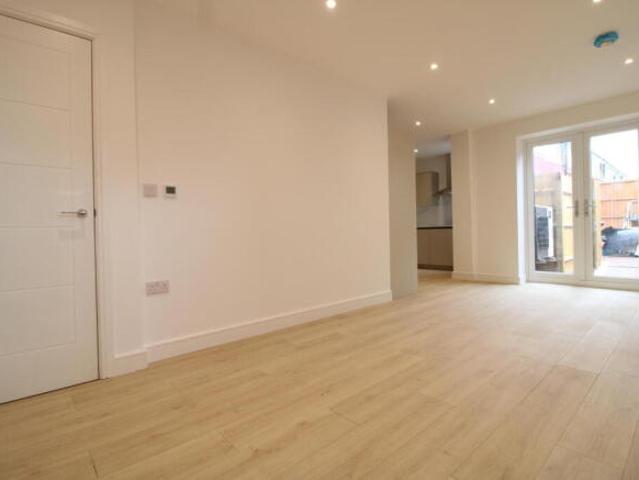 3 bedroom flat for rent in Eastfields Road, Mitcham, Surrey, CR4