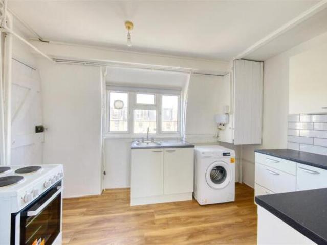 3 bedroom flat for rent in Effra Road, London, SW19