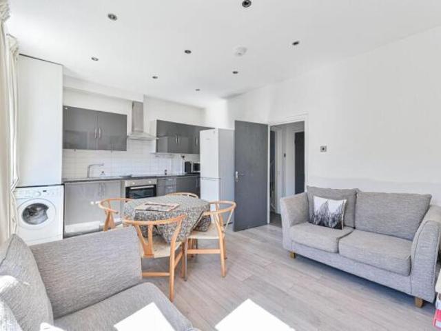 3 bedroom flat for rent in Elm Park, Brixton, London, SW2