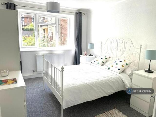 3 bedroom flat for rent in Elizabeth Gardens, London, W3