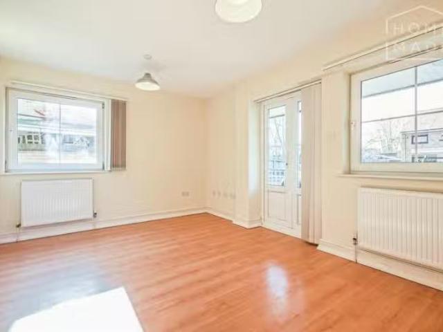 3 bedroom flat for rent in Elizabeth Way, Cambridge, CB4