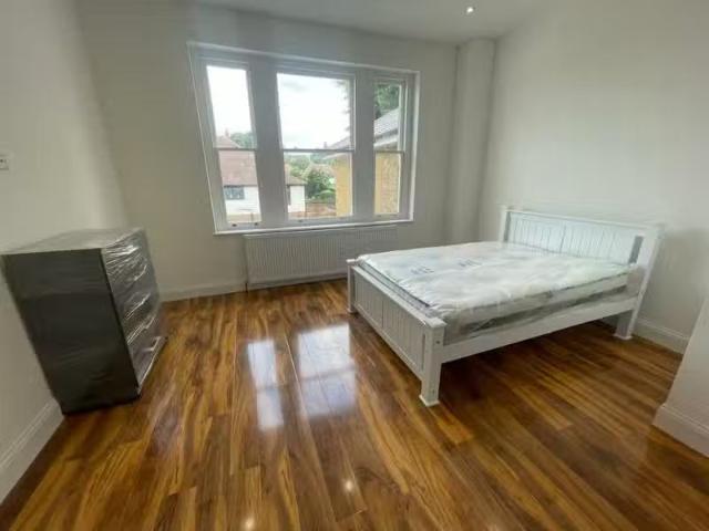 3 bedroom flat for rent in Emmanuel House, Warham Road, CR2