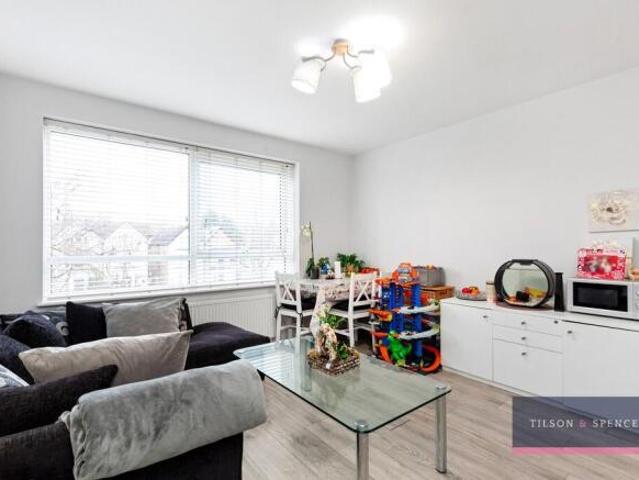 3 bedroom flat for rent in Embassy Court, Bounds Green Road, N11