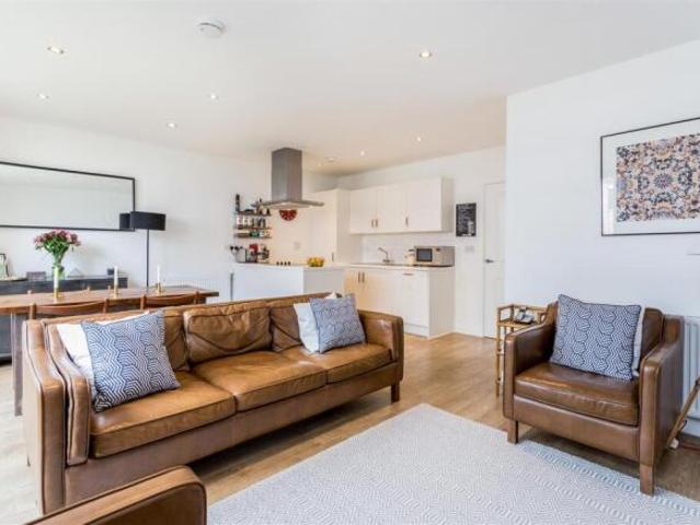 3 bedroom flat for rent in Essian Street, Stepney, E1