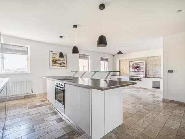 3 bedroom flat for rent in Estuary House, Portishead, Bristol.