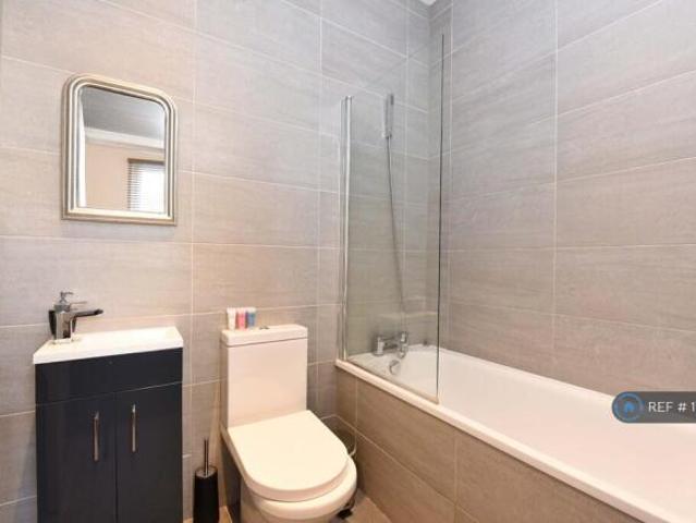 3 bedroom flat for rent in Falcon Road, London, SW11