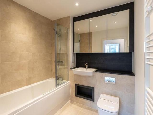 3 bedroom flat for rent in Farine Avenue, Hayes, London, UB3