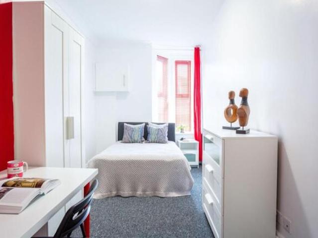 3 bedroom flat for rent in Fawcett Road, Southsea, Hampshire, PO4