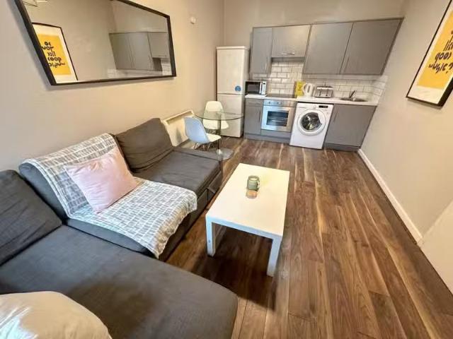 3 bedroom flat for rent in Fell Street, L7 2QD,, L7