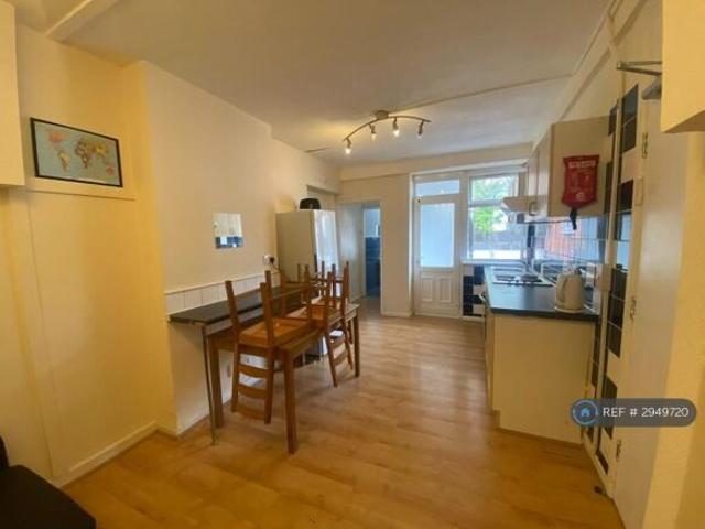 3 bedroom flat for rent in Finchley Lane, London, NW4