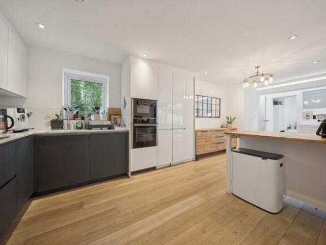 3 bedroom flat for rent in Finchley Road, Hampstead, NW11