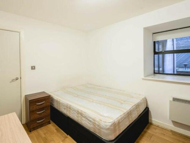 3 bedroom flat for rent in Fieldgate Street, London, E1