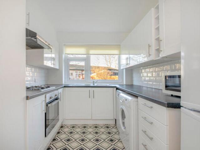 3 bedroom flat for rent in Fitzhugh Grove, London, SW18