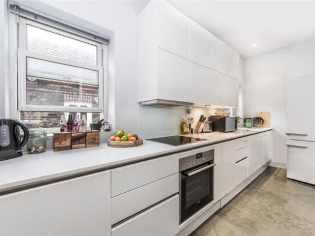 3 bedroom flat for rent in Fitzjohns Avenue, Hampstead, NW3