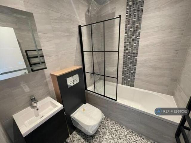3 bedroom flat for rent in Footscray Road, London, SE9