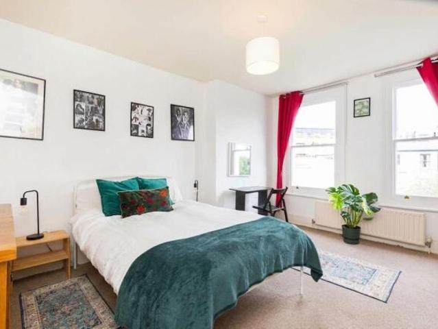 3 bedroom flat for rent in Fordwych Road, London, NW2