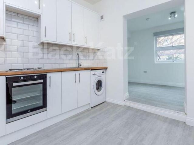 3 bedroom flat for rent in Foulden Road, Stoke Newington N16