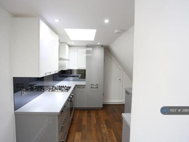 3 bedroom flat for rent in Fox Hill, London, SE19