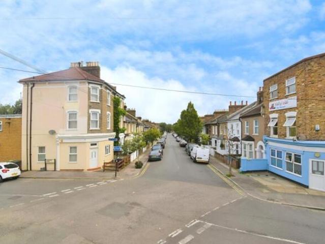 3 bedroom flat for rent in Foxberry Road London SE4
