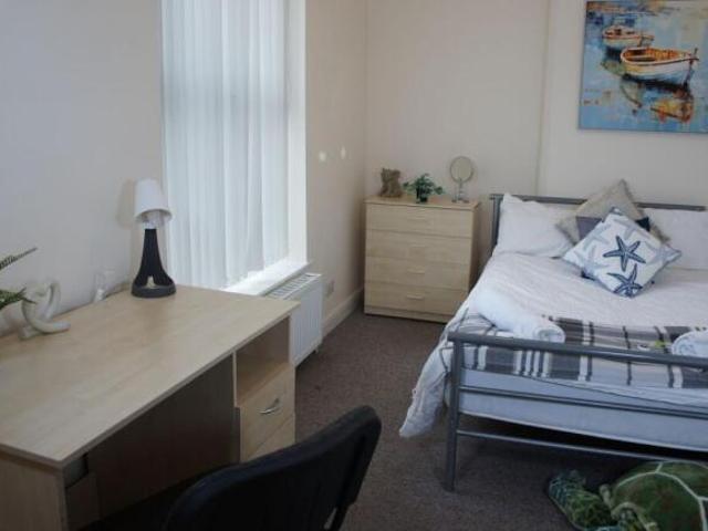 3 bedroom flat for rent in Foxhall Road, Nottingham, NG7
