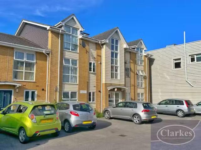 3 bedroom flat for rent in Flat 1 Magenta Court, 2 Melgate Clo.