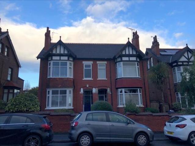 3 bedroom flat for rent in Flat 2, 5 Balmoral Road, Town Moor, Doncaster, DN2 5BZ, DN2