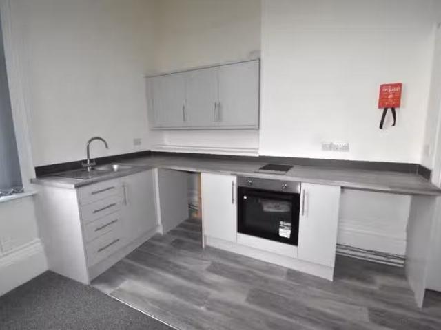3 bedroom flat for rent in Flat 4 Rank House, Hull, HU2