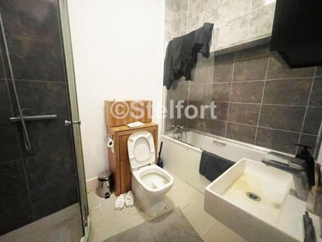 3 bedroom flat for rent in Freegrove Road, London, N7