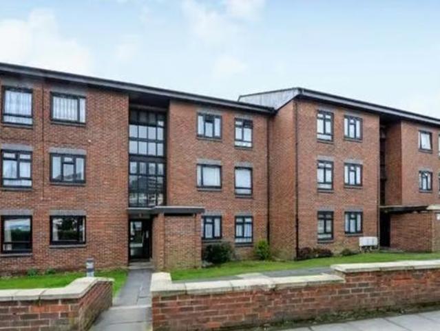 3 Bedroom Flat For Rent In Friern Park