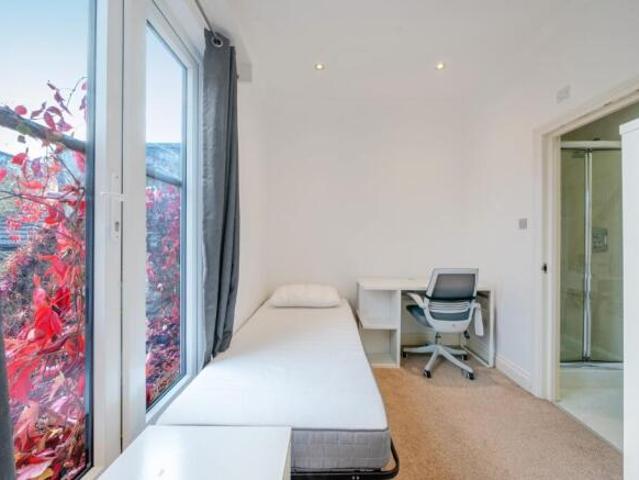 3 bedroom flat for rent in Fulham Palace Road, London, SW6