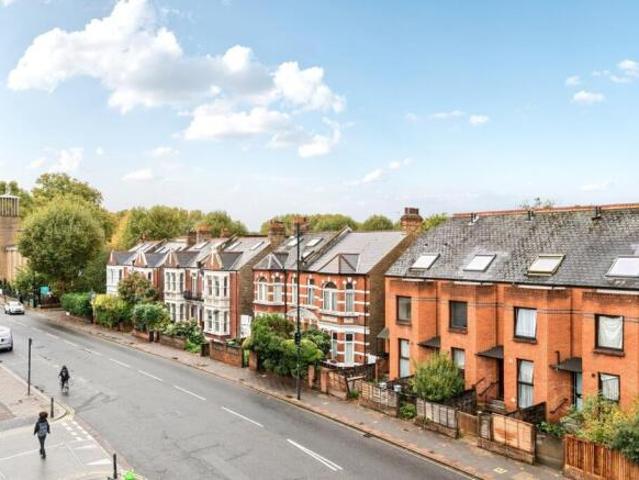 3 bedroom flat for rent in Fulham Palace Road, London, SW6
