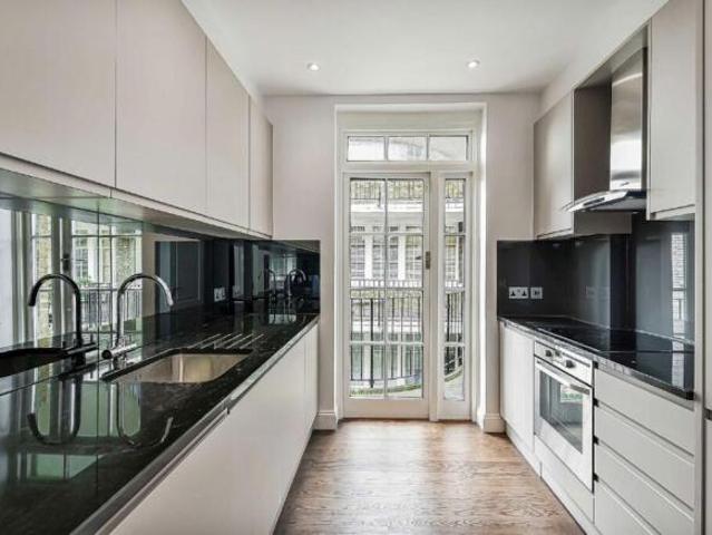 3 bedroom flat for rent in Fulham Road, Chelsea, SW3
