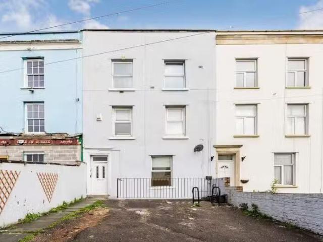 3 bedroom flat for rent in G, BS2