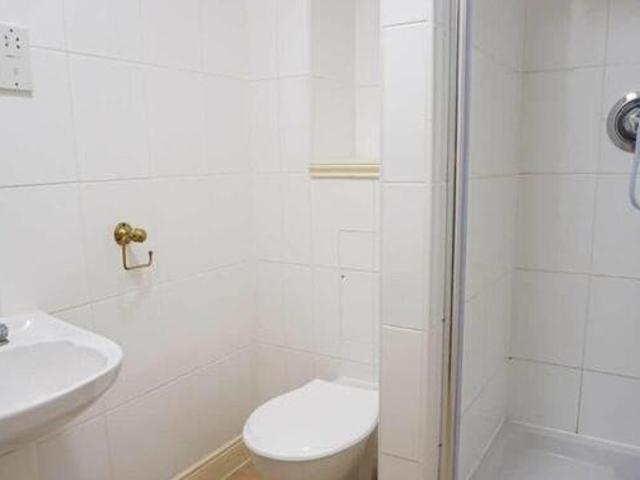 3 Bedroom Flat For Rent In Galen Place, London