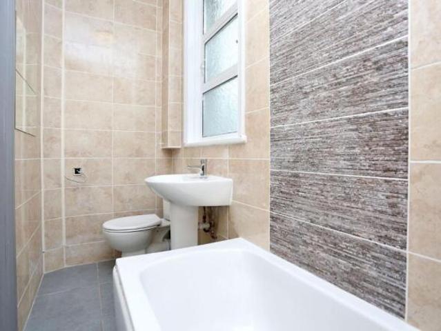 3 bedroom flat for rent in Galloway Road, Shepherd's Bush, London, W12