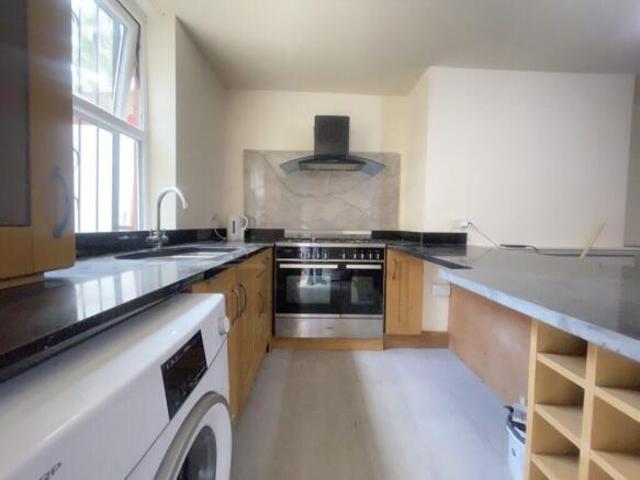 3 bedroom flat for rent in Garden flat, Harehills Avenue, Leeds, LS8