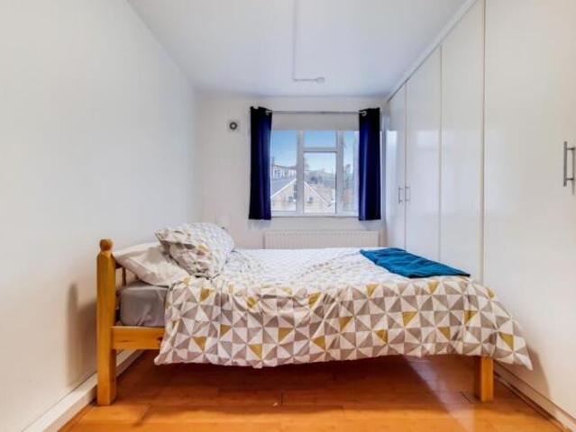 3 bedroom flat for rent in Gironde Road, Fulham, SW6