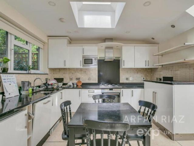 3 bedroom flat for rent in Godolphin Road, Shepherds Bush, London, W12