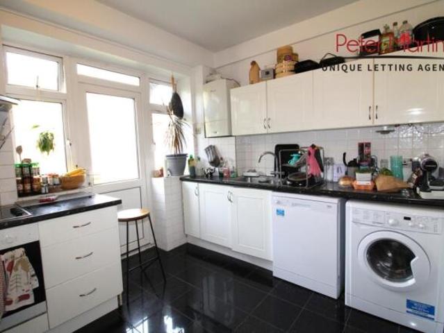 3 bedroom flat for rent in Golders Court, Woodstock Road, Golders Green, NW11